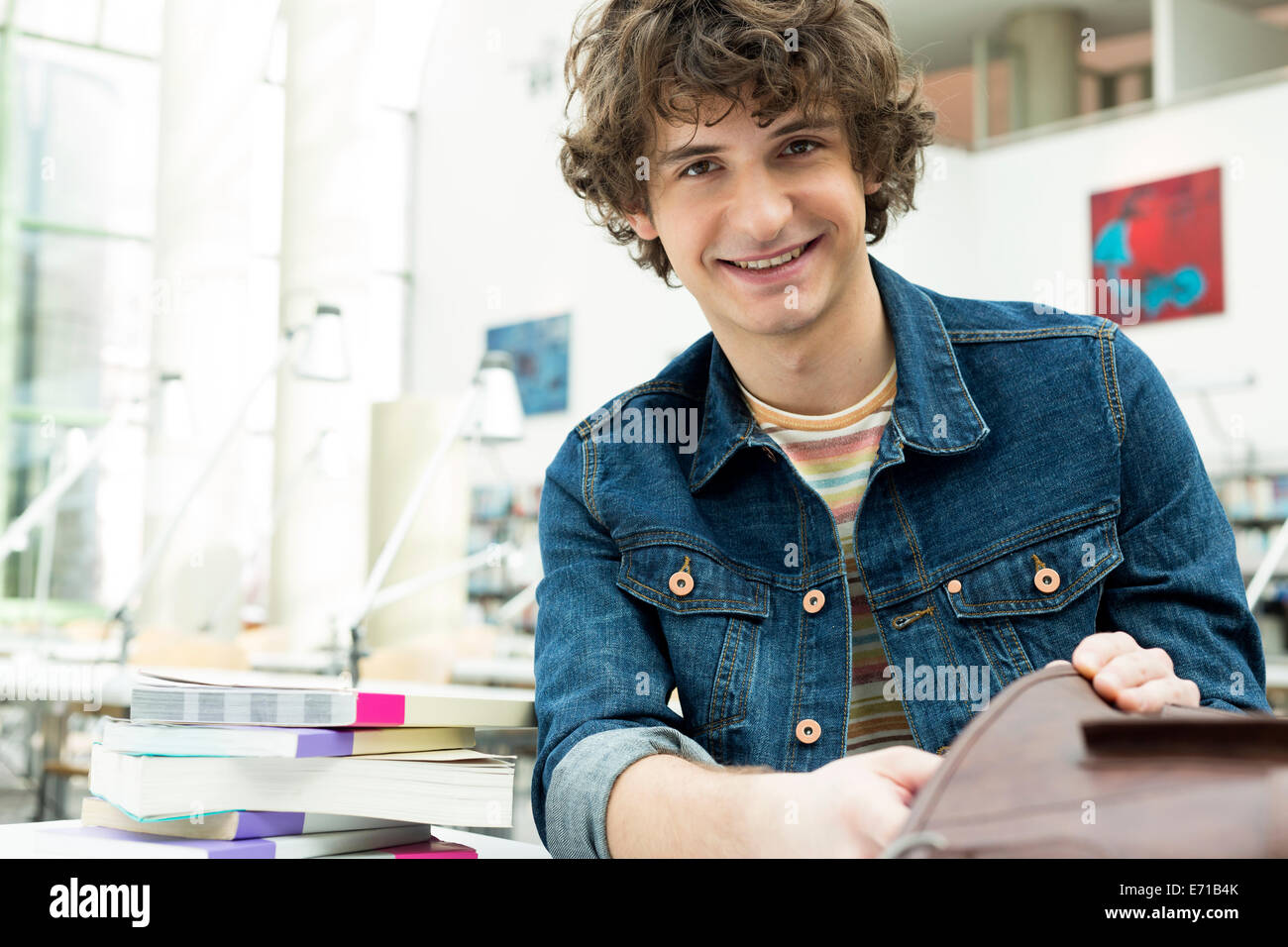 Portrait student in library hi-res stock photography and images - Alamy