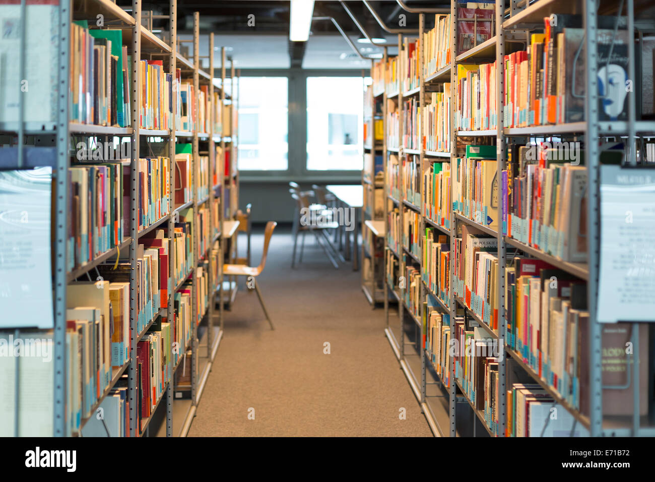 Empty university library Stock Photo - Alamy