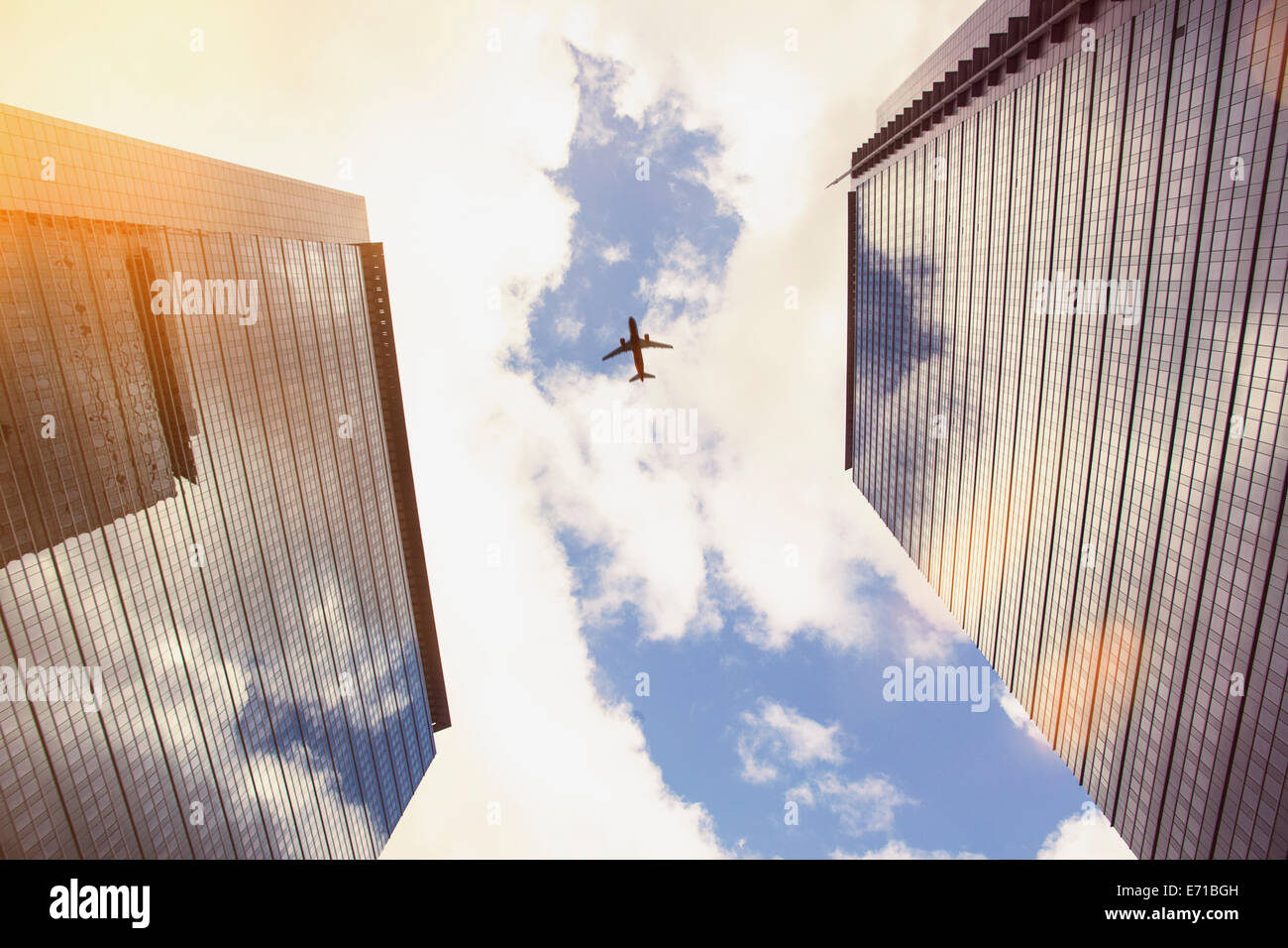 Flying between buildings hi-res stock photography and images - Alamy