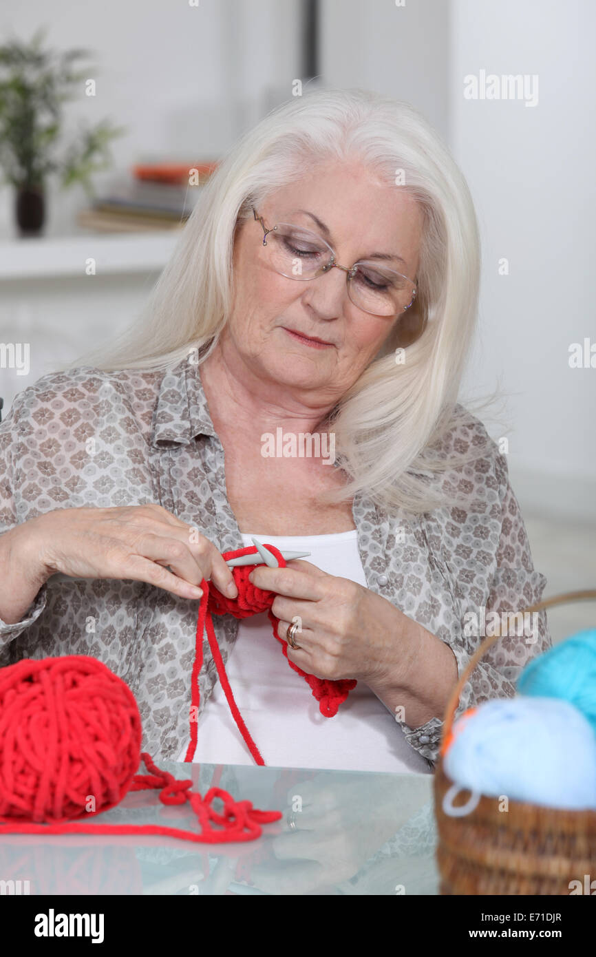 Older woman knitting Stock Photo - Alamy