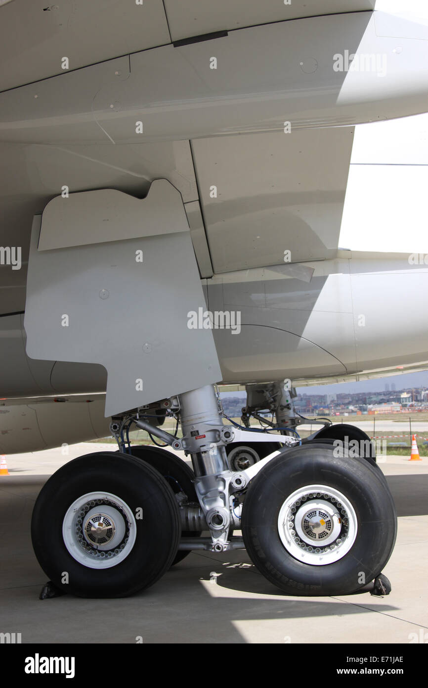 Airplane wheel hi-res stock photography and images - Alamy
