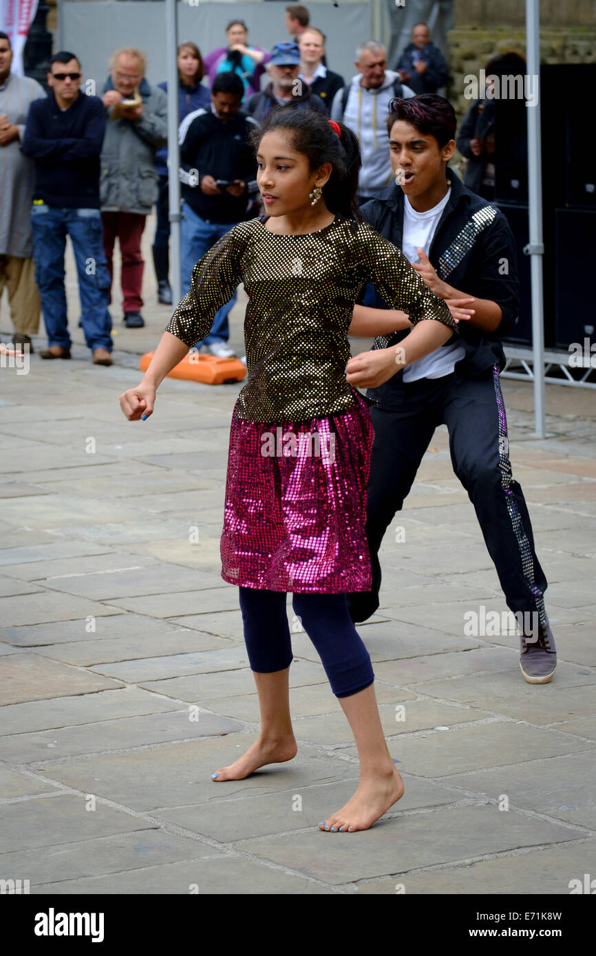 Bollywood dance hi-res stock photography and images - Alamy
