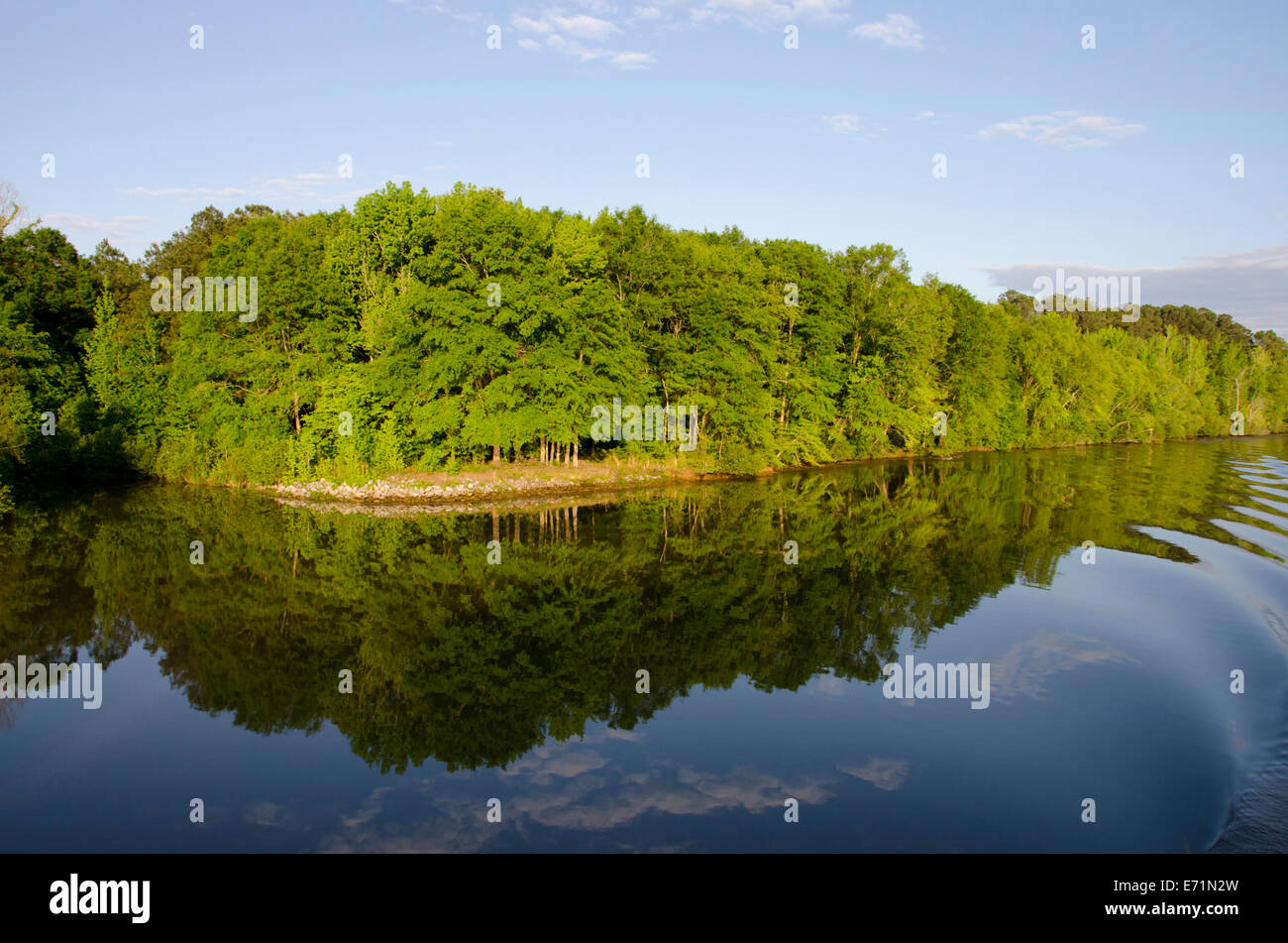 USA, Mississippi, Tennessee-Tombigbee Waterway. Early evening ...