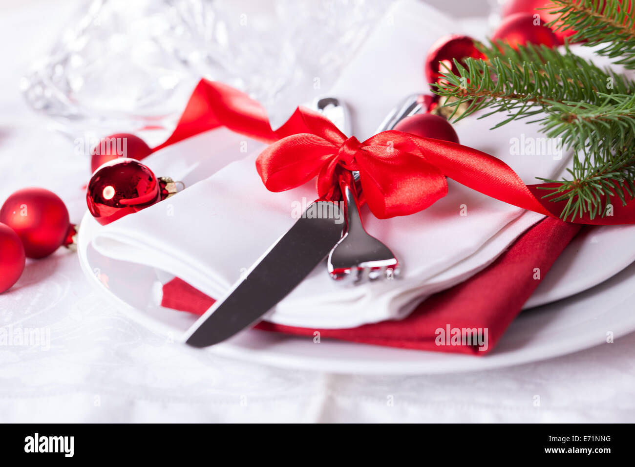 Romantic red Christmas table setting with white plates, red and white ...