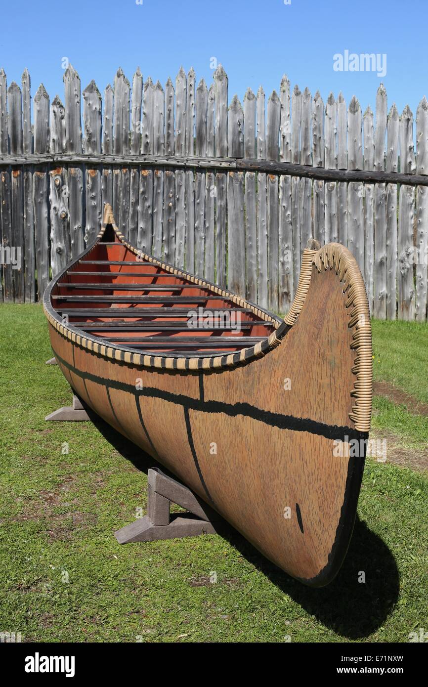 Native american canoe hi-res stock photography and images - Alamy