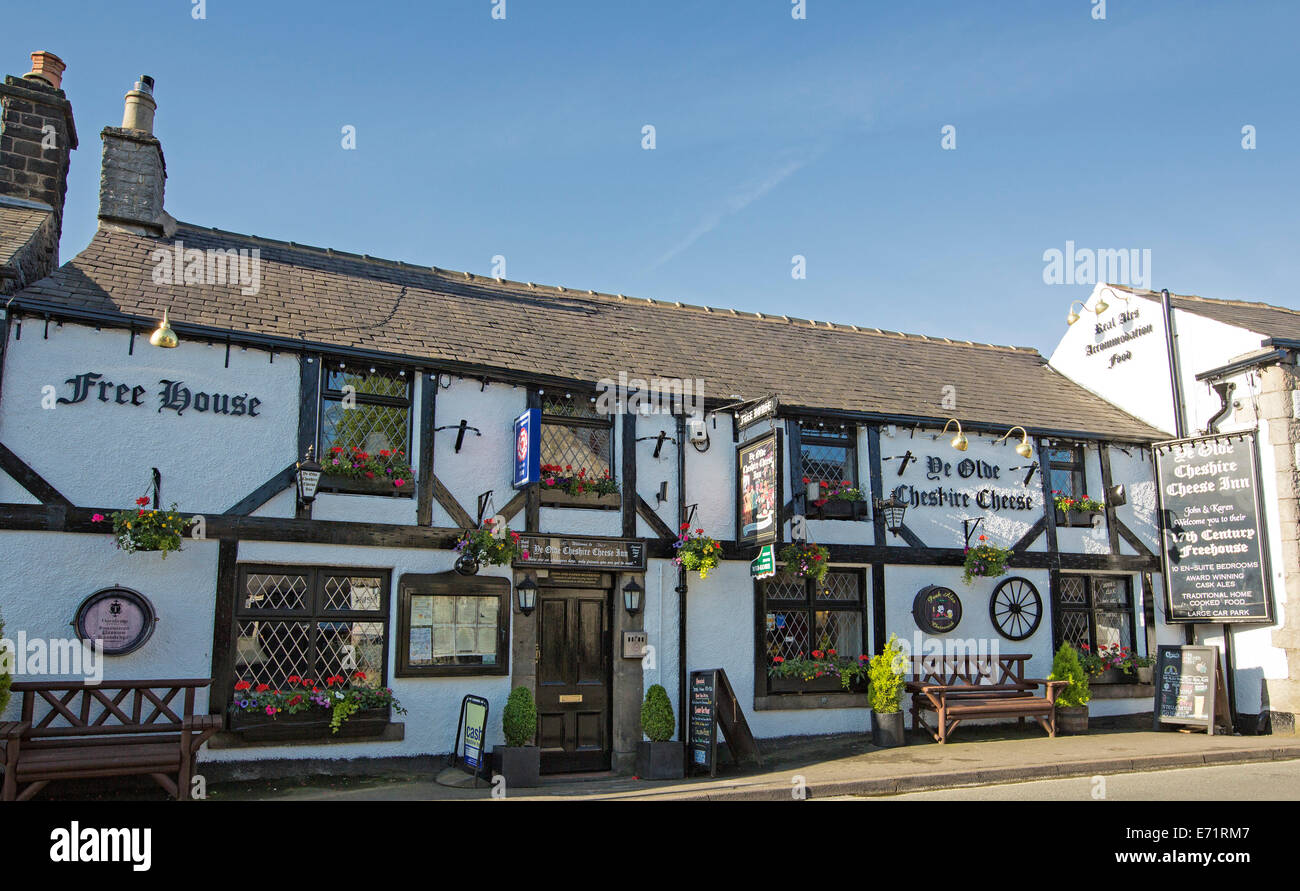 Traditional english pub flowers hi-res stock photography and images - Alamy