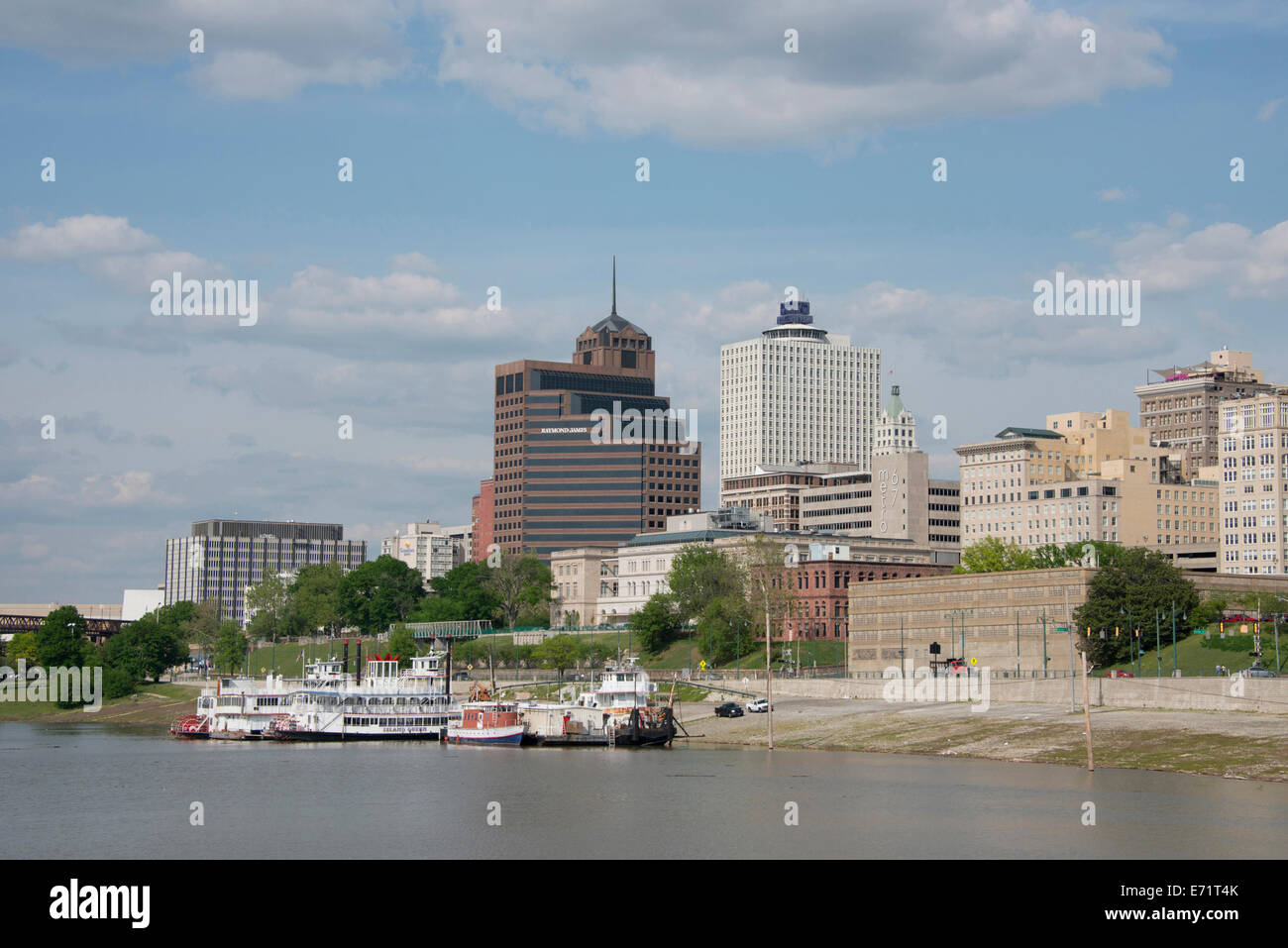 USA, Tennessee, Mississippi River. Memphis city skyline and waterfront ...