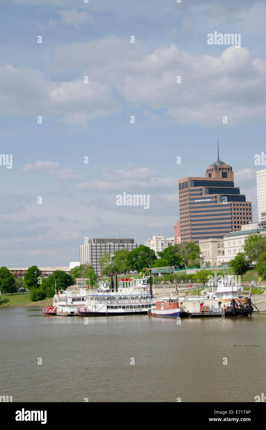 USA, Tennessee, Mississippi River. Memphis city skyline and waterfront ...
