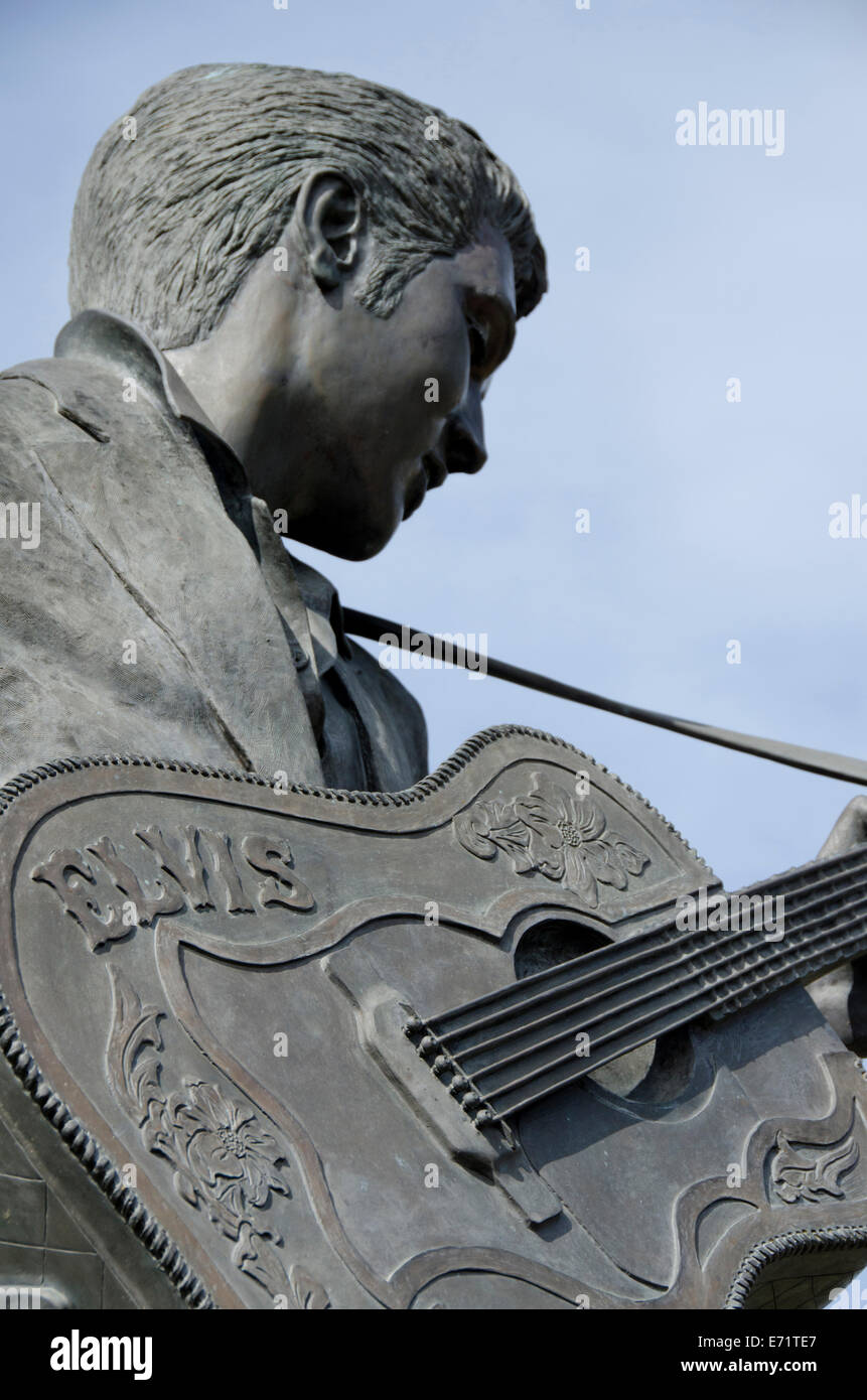 USA, Tennessee, Memphis. Downtown Memphis, statue of Elvis in Elvis ...