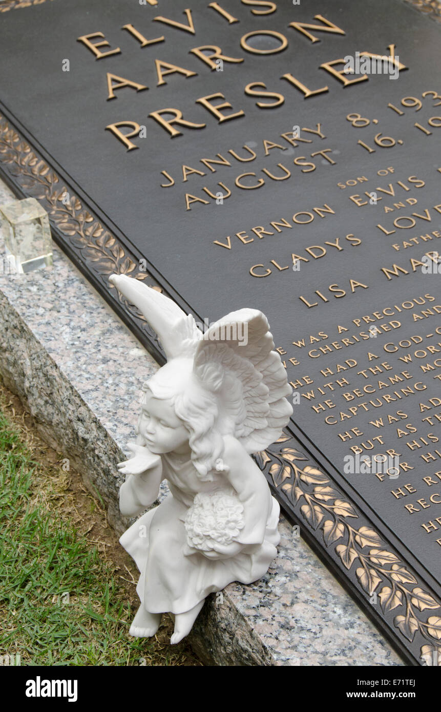 USA, Tennessee, Memphis. Graceland, Elvis Presley's home. Elvis grave ...