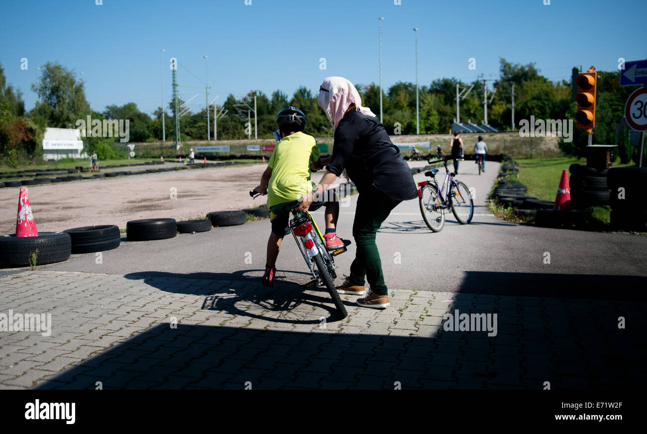 Dresden, Germany. 28th Aug, 2014. A woman from Libya and her son take ...