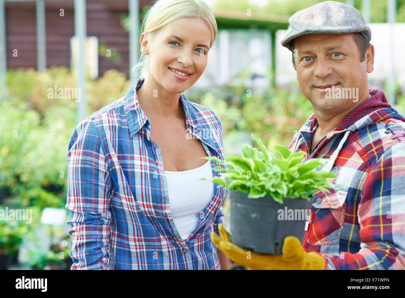 Female gardeners hi-res stock photography and images - Alamy