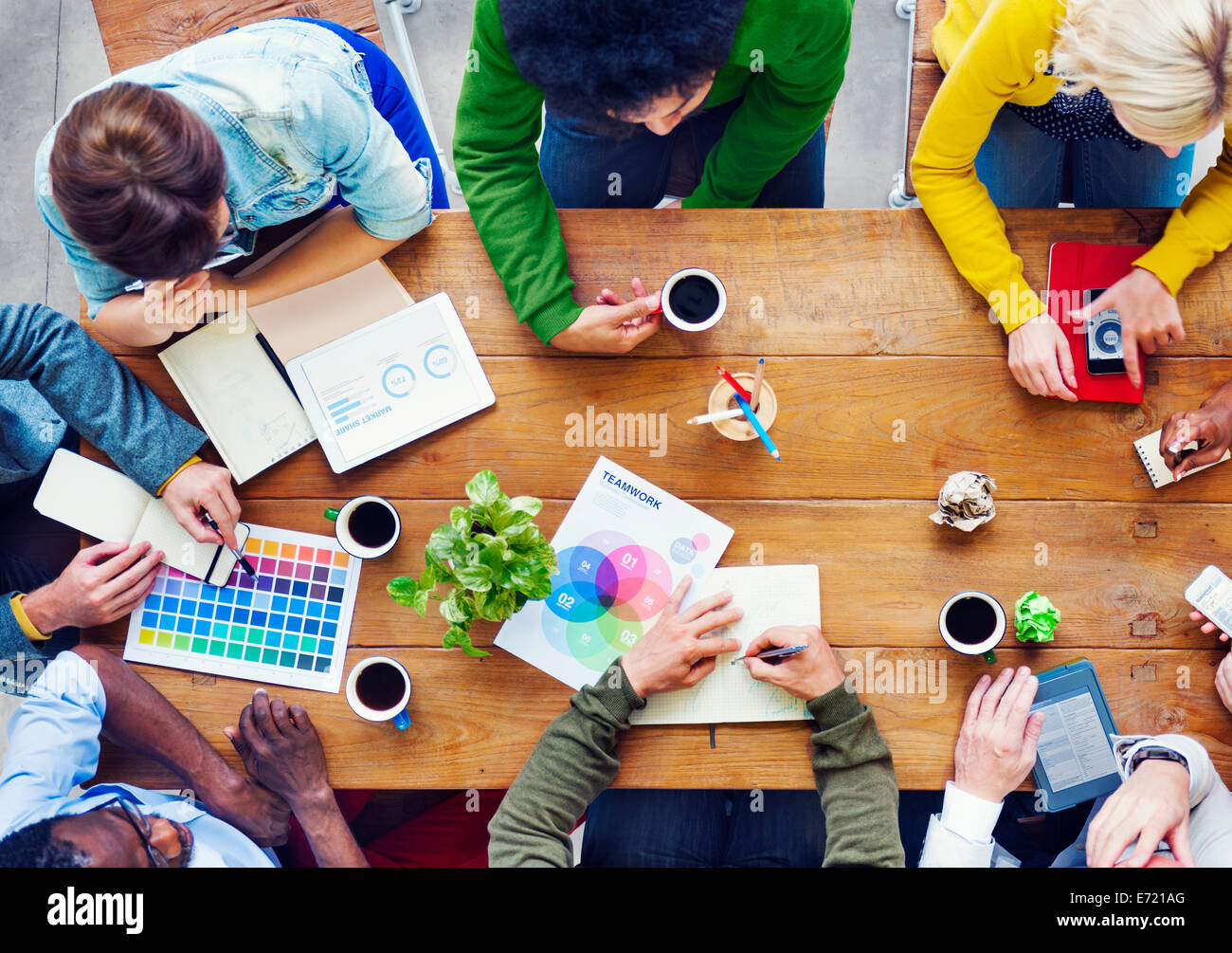 Group discussion cafe hi-res stock photography and images - Alamy