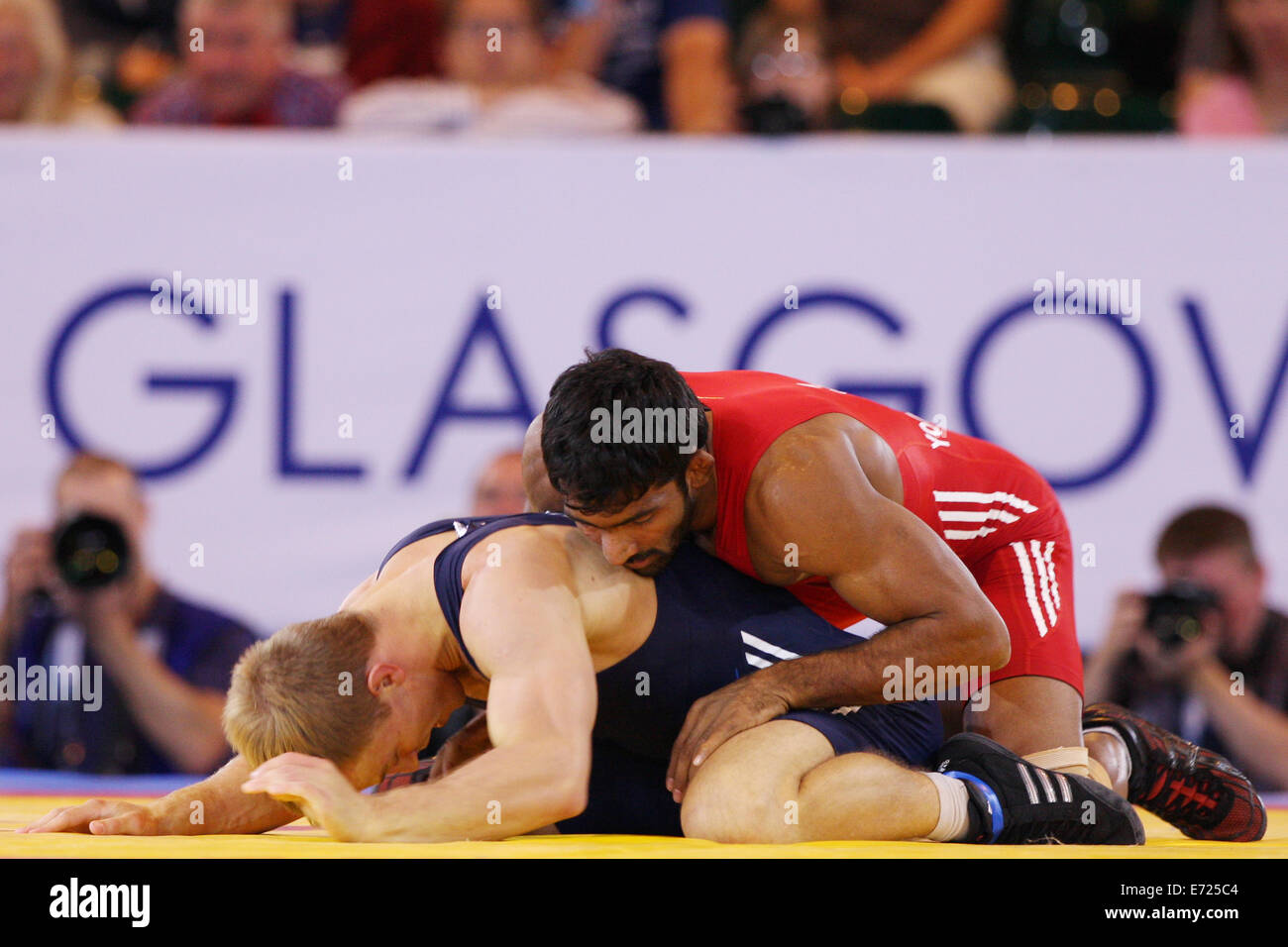Yogeshwar Dutt of India (red) v Alex Gladkov of Scotland (Blue) in the ...