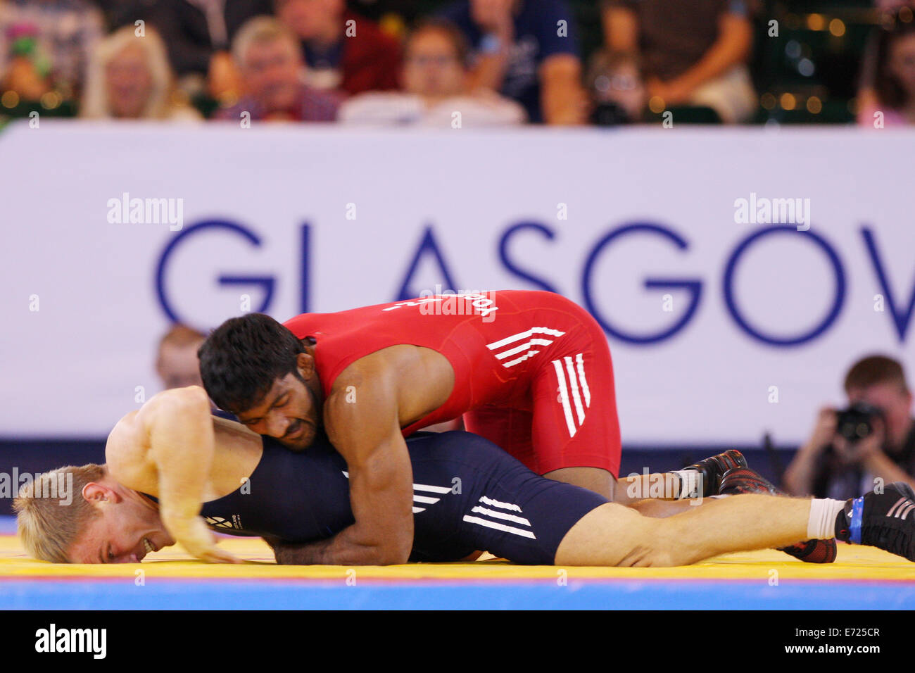 Yogeshwar Dutt of India (red) v Alex Gladkov of Scotland (Blue) in the ...