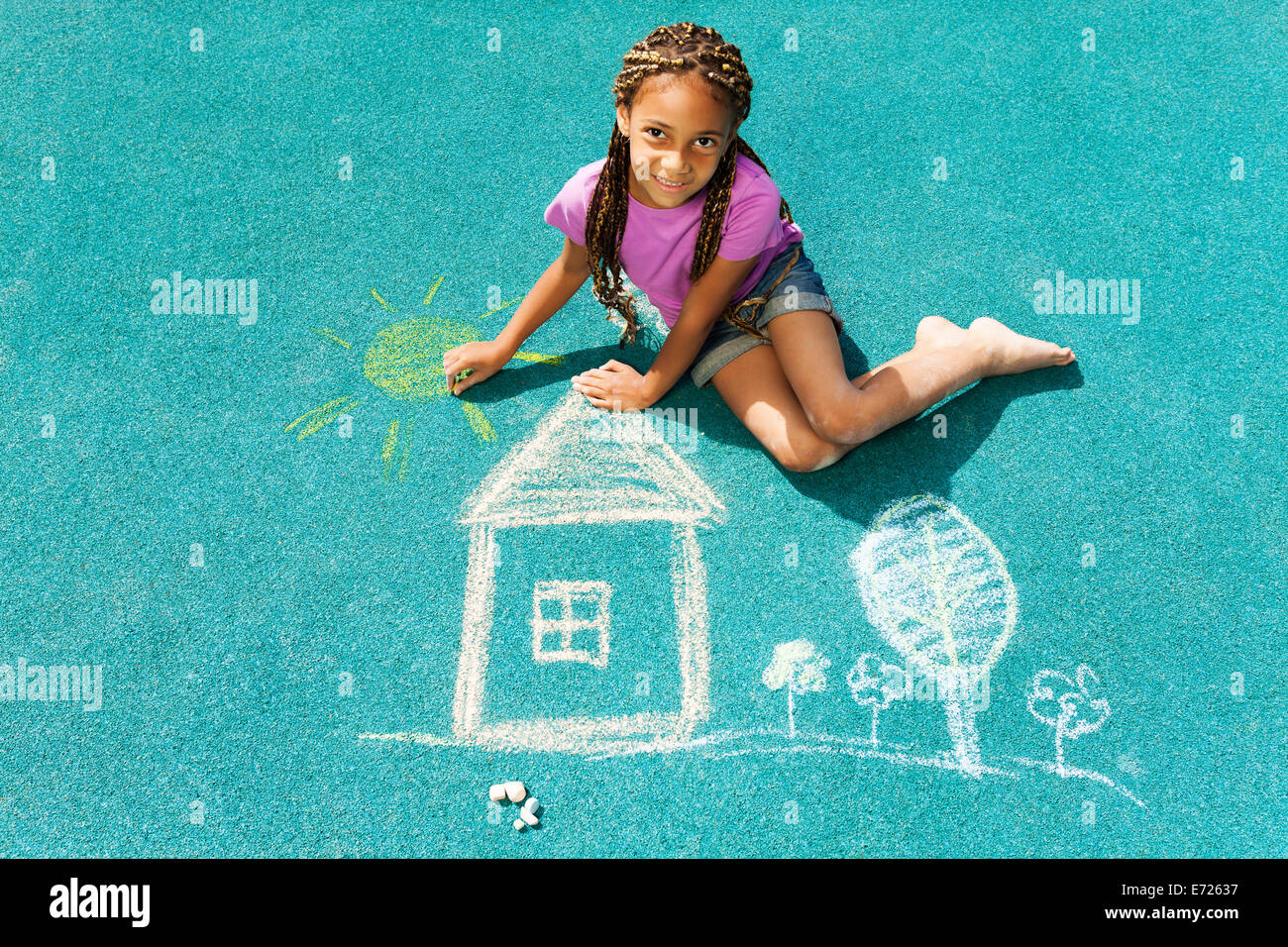Beautiful black girl draw with chalk Stock Photo - Alamy