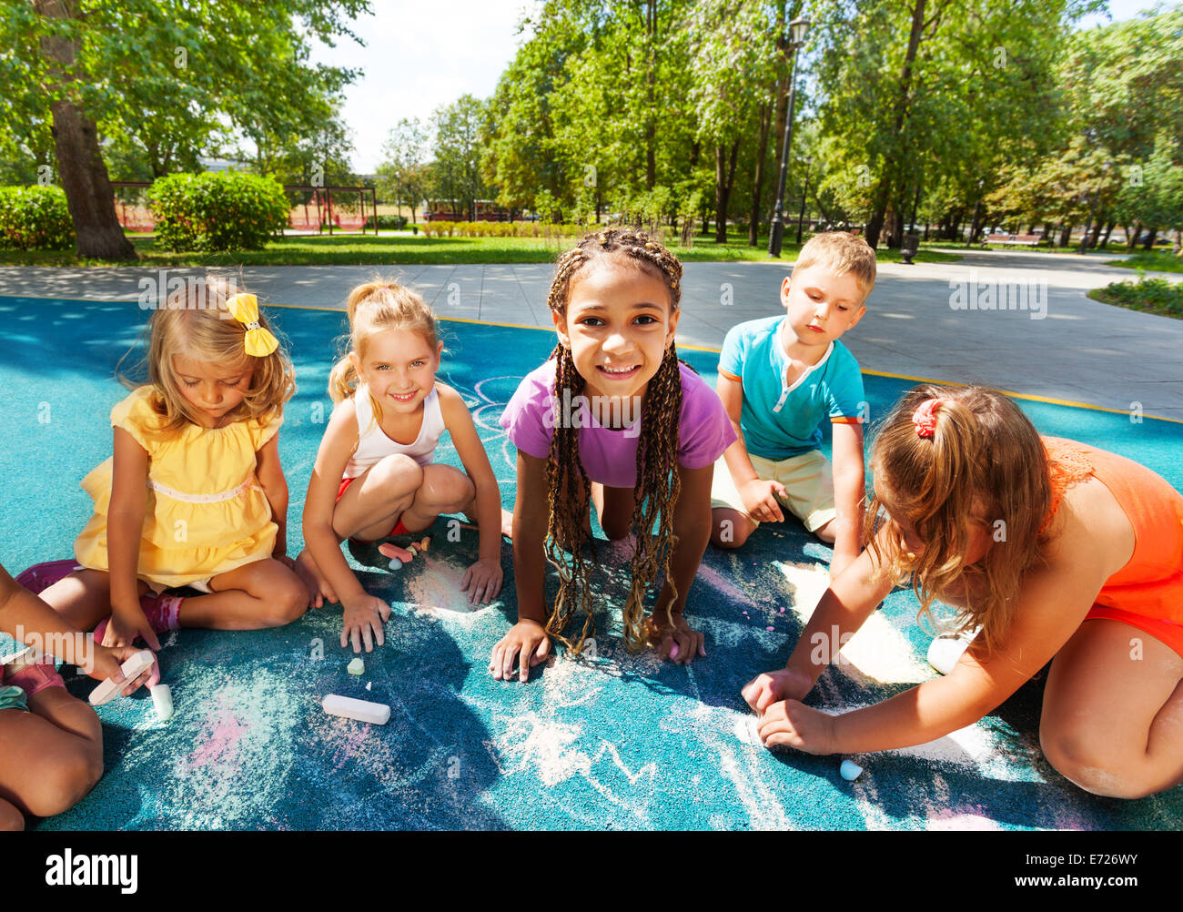 Group kids chalk hi-res stock photography and images - Alamy