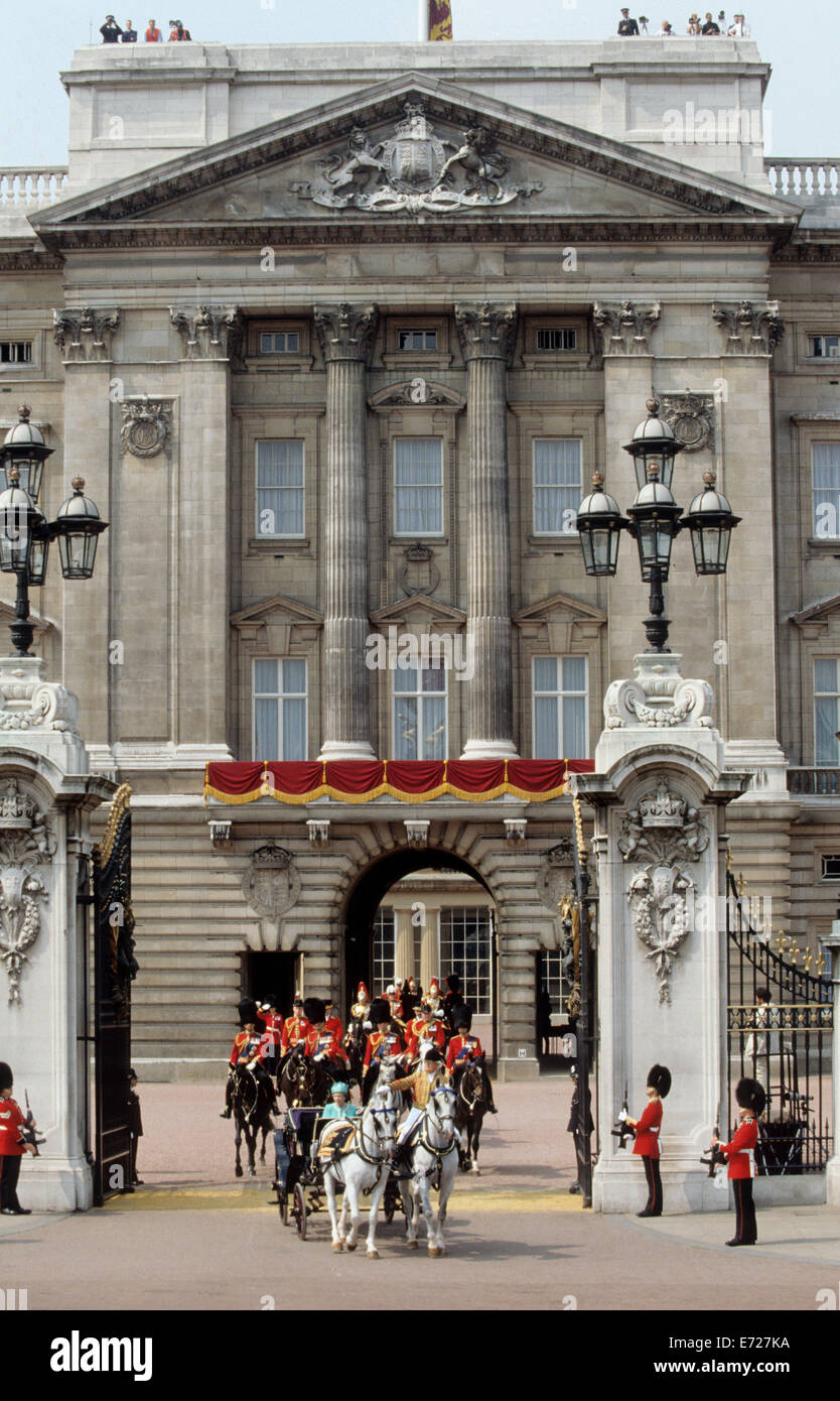 Buckingham palace royal family hi-res stock photography and images - Alamy