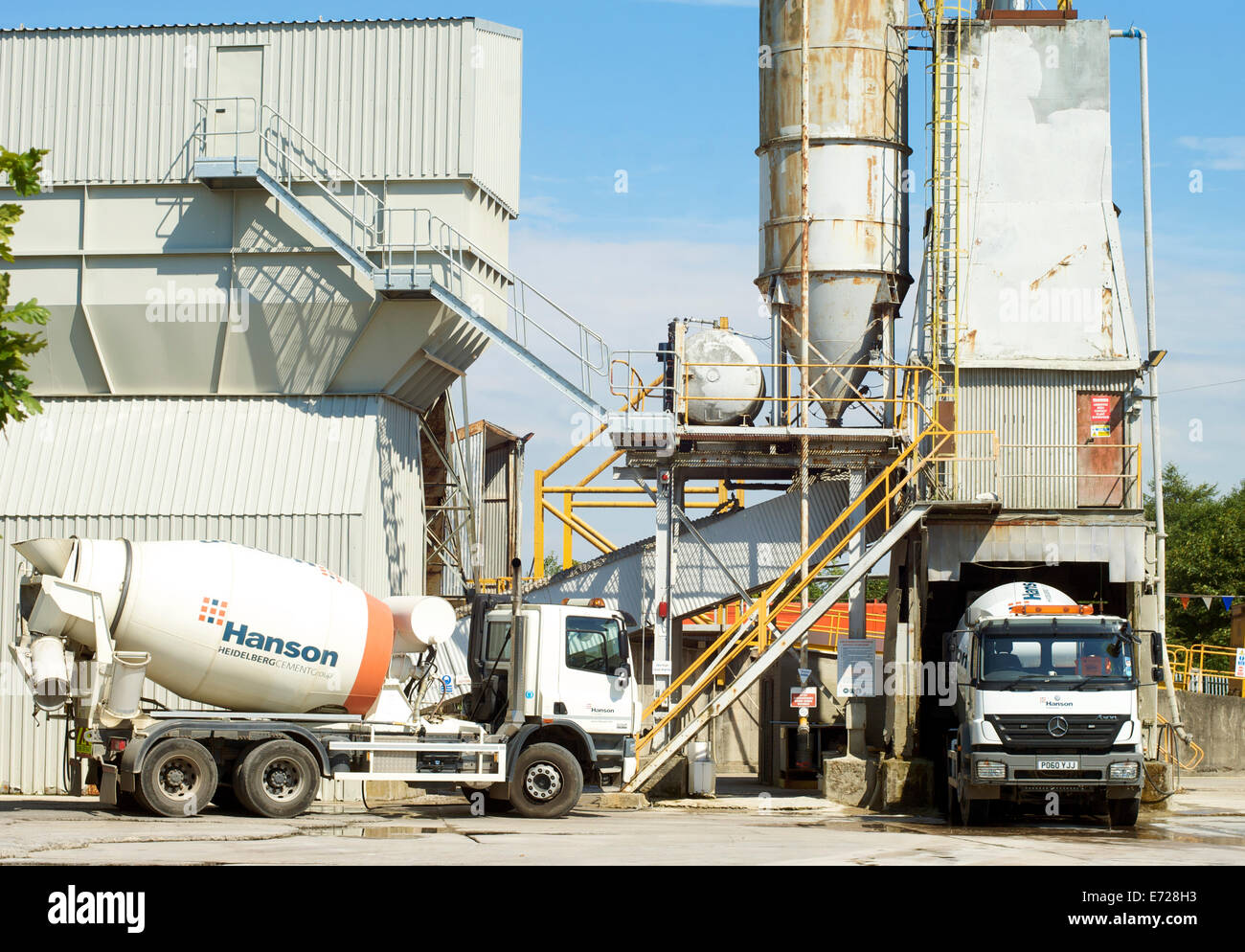 Cement trucks hi-res stock photography and images - Alamy