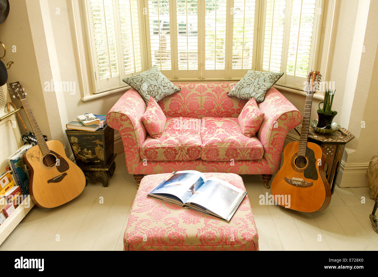 Elegant lounge and music room Stock Photo - Alamy