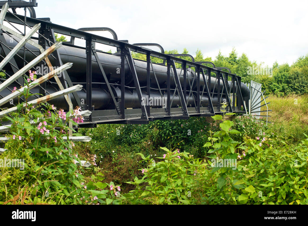 Pipeline crossing river hi-res stock photography and images - Alamy
