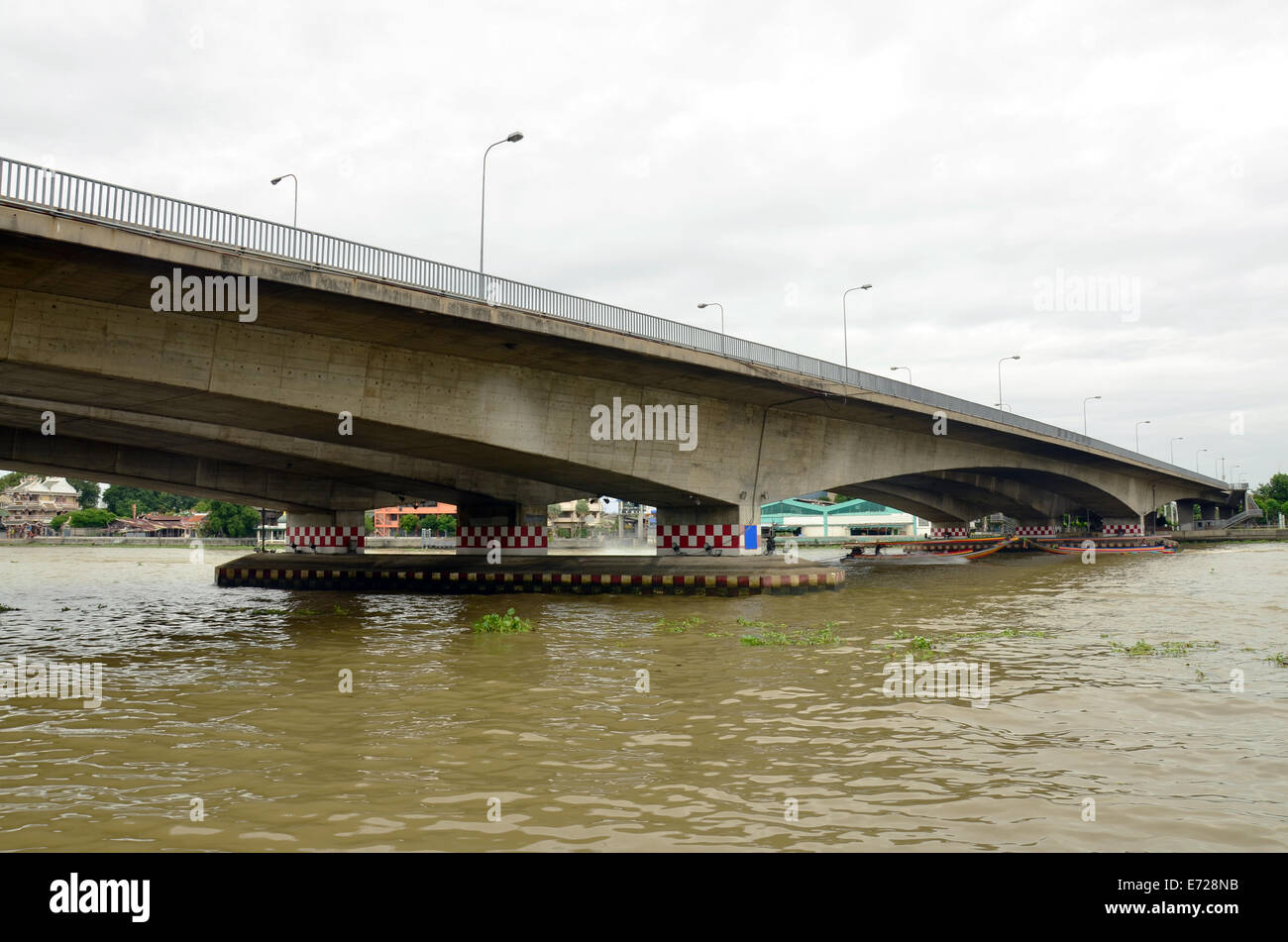 Phra Pok Klao Bridge crossover Chao Phraya River at Bangkok Thailand ...