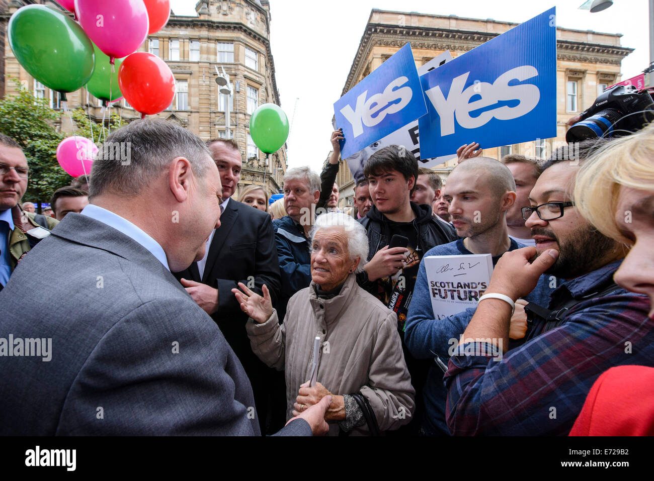 Nicola sturgeon referendum 2014 hi-res stock photography and images - Alamy