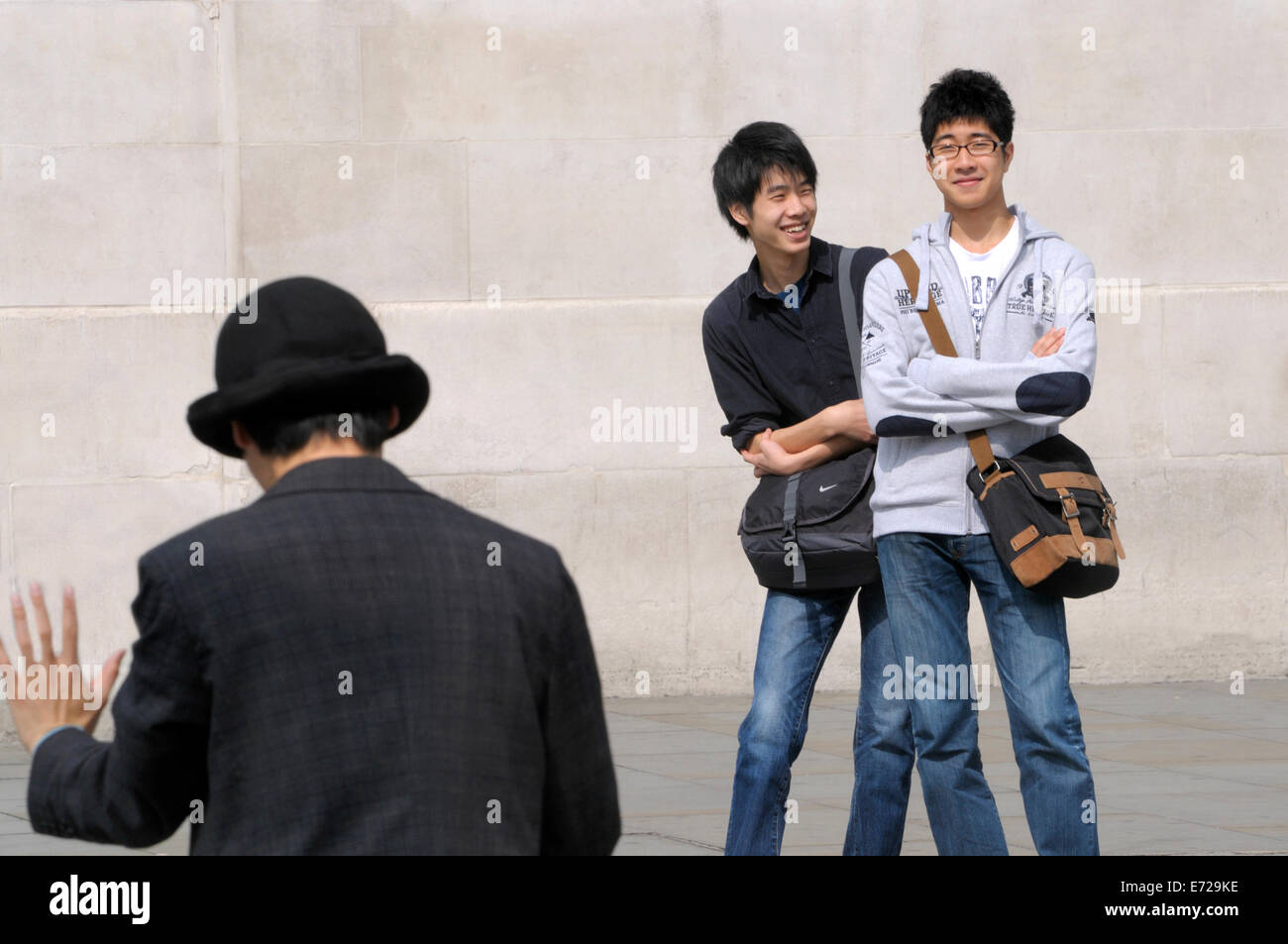 London, England, UK. Japanese tourists watching a mime artist in ...