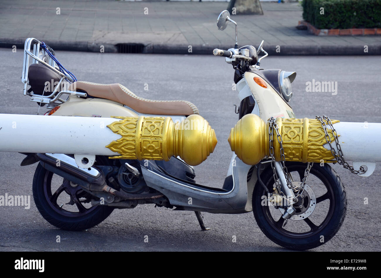 Vespa bangkok hi-res stock photography and images - Alamy