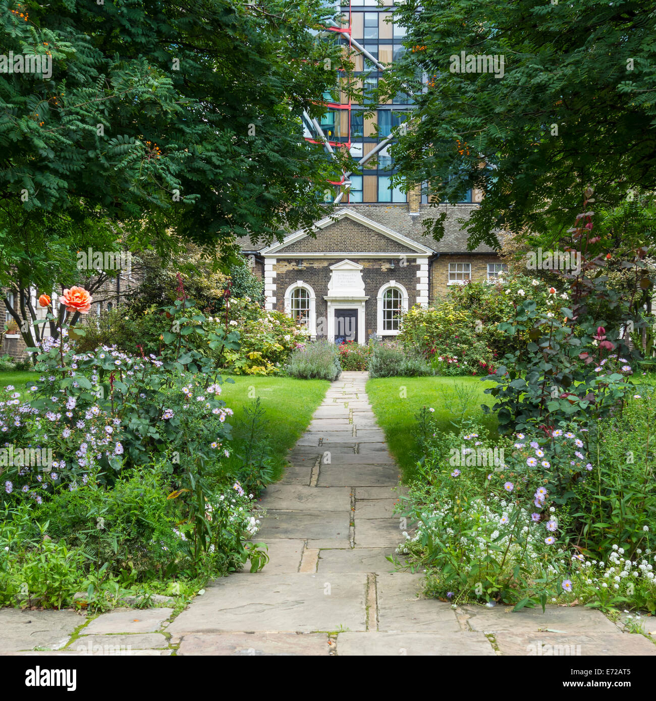 London almshouses hi-res stock photography and images - Alamy