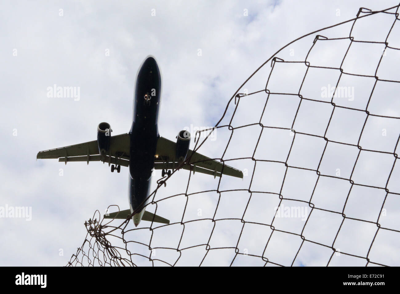 Low flying aircraft uk hi-res stock photography and images - Alamy
