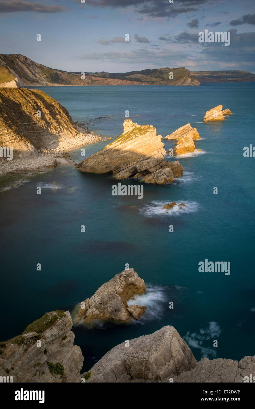 Setting sunlight over Mupe Bay along the Jurassic Coast near Lulworth ...