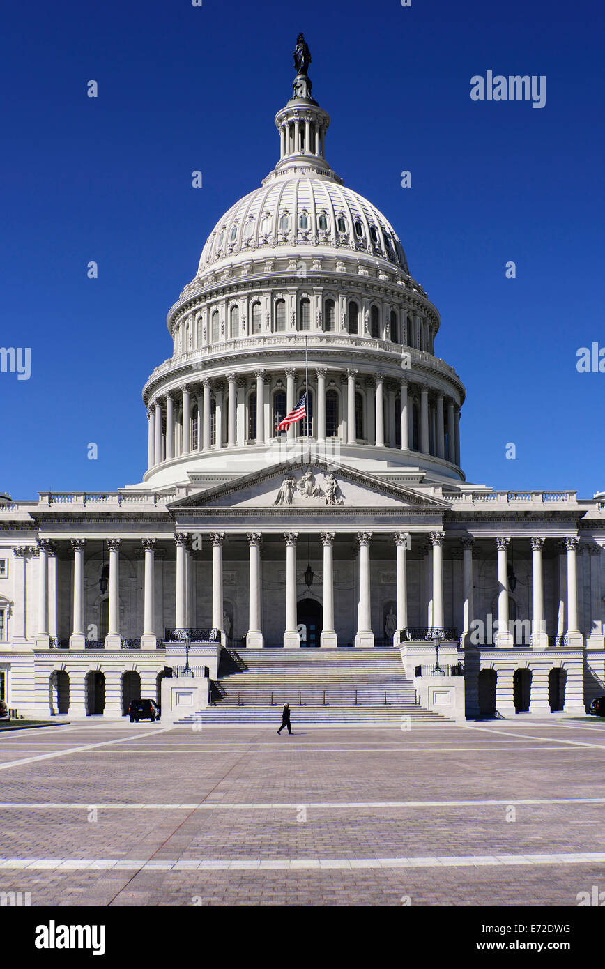 USA, Washington DC, Capitol Building Head on view of the central ...