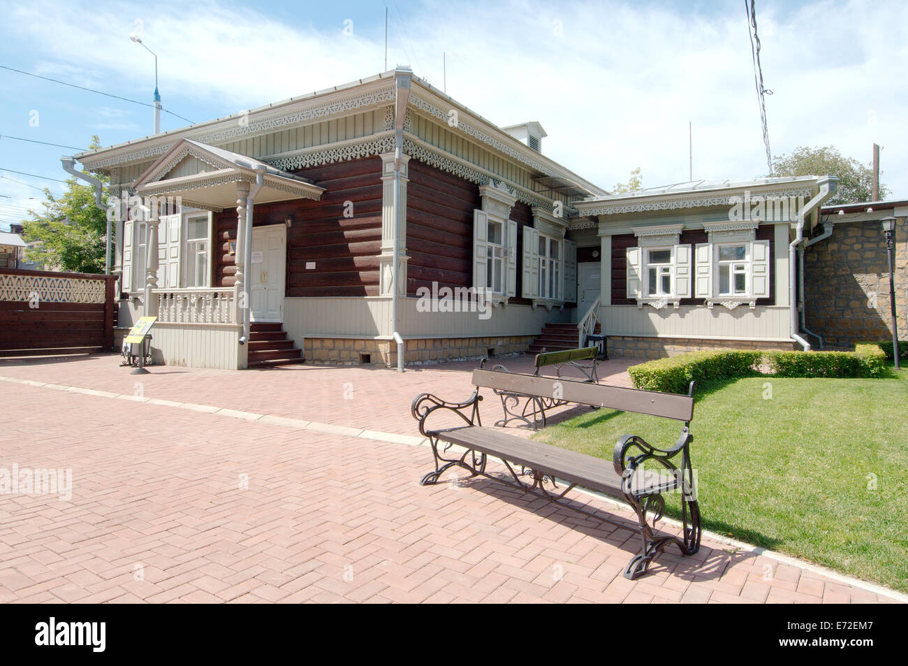 Old wooden houses irkutsk siberia hi-res stock photography and images ...