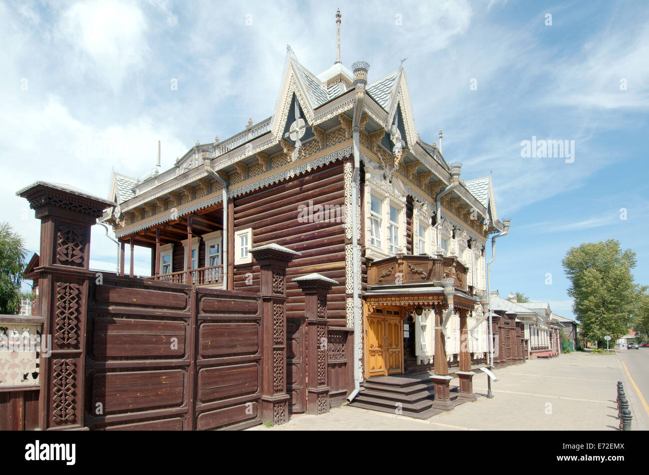 Wooden houses irkutsk hi-res stock photography and images - Alamy