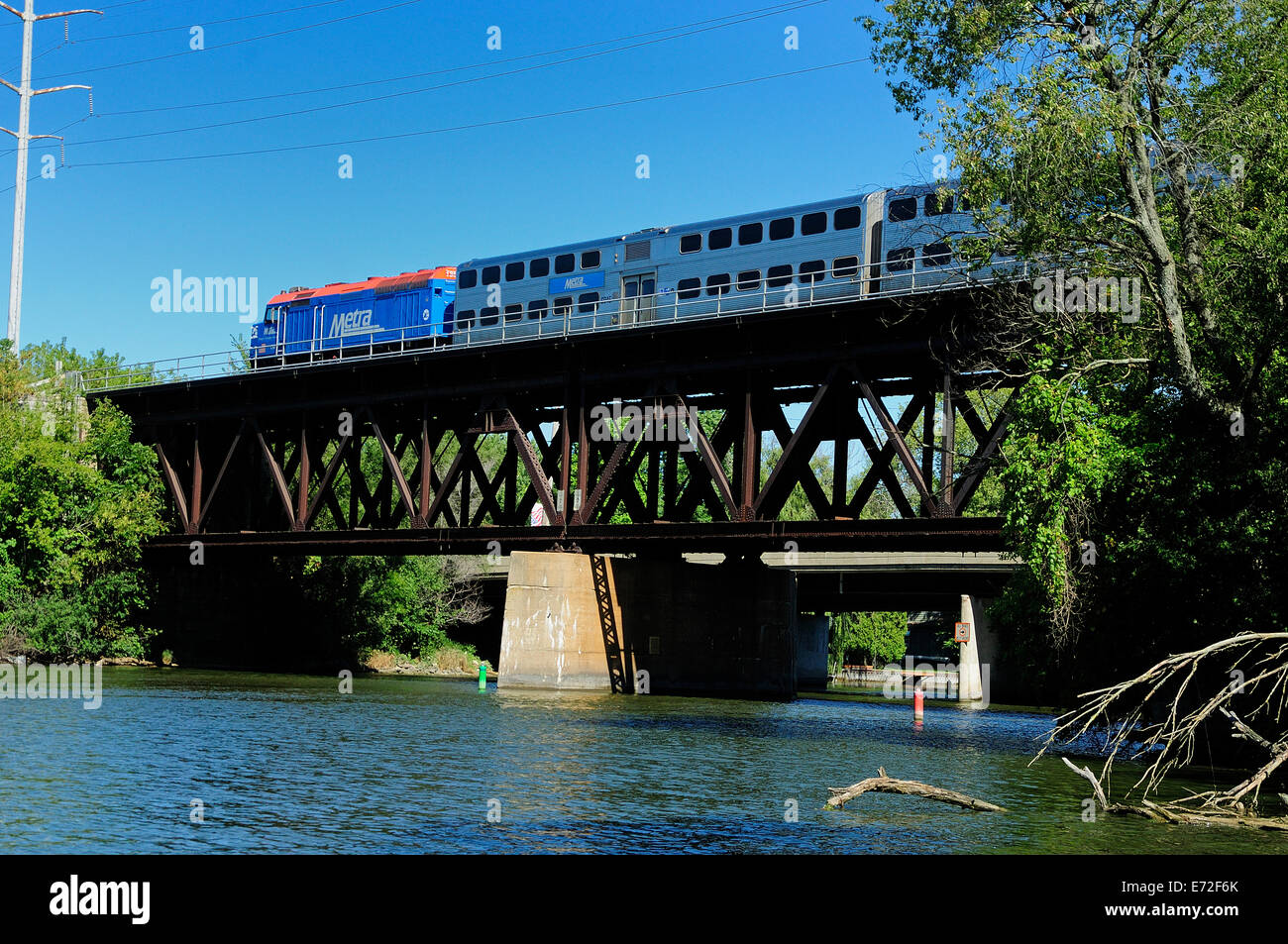 Chicago commuter train crossing the Union Pacific Railroad bridge ...