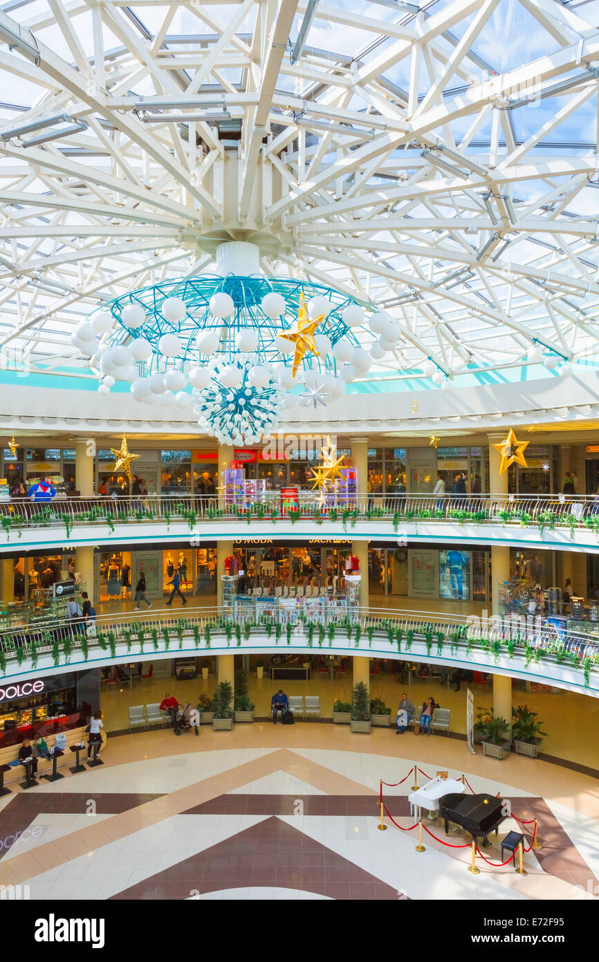 Shopping center indoor crowd hi-res stock photography and images - Alamy