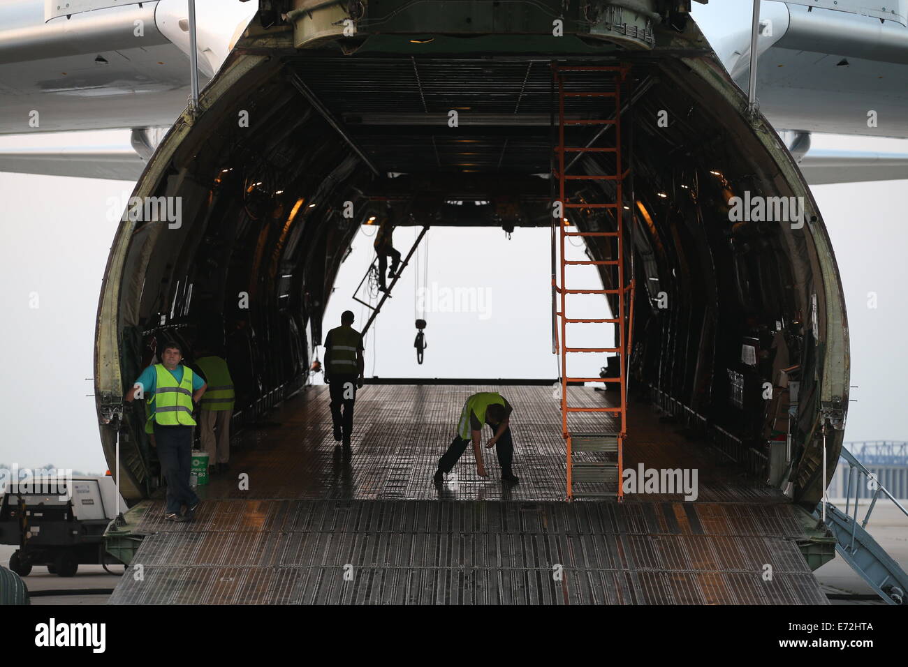 Antonov an 124 loading hi-res stock photography and images - Alamy
