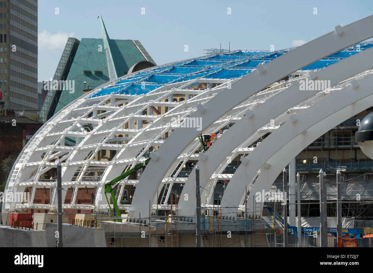 Victoria station platform hi-res stock photography and images - Alamy