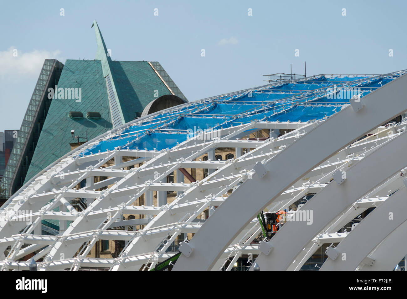 Victoria station platform hi-res stock photography and images - Alamy