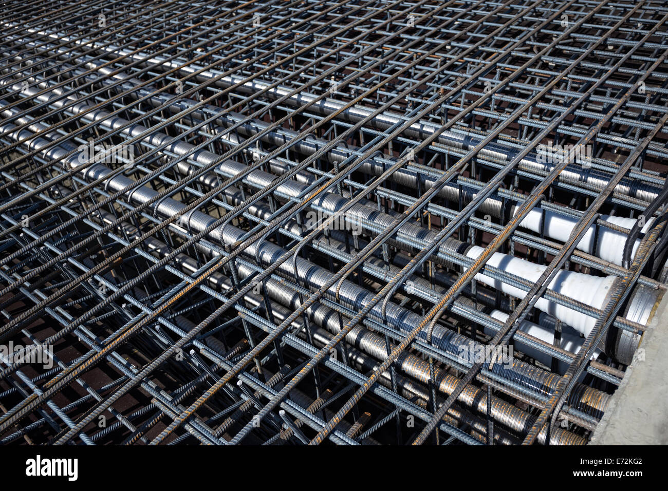 Ferro-concrete reinforcement with tensioned cables in the ...