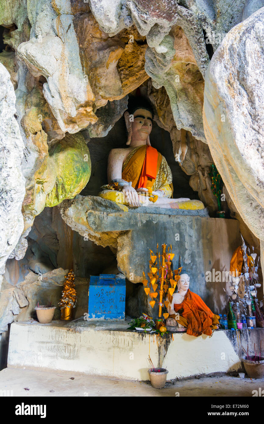 Cave with buddha statue hi-res stock photography and images - Alamy