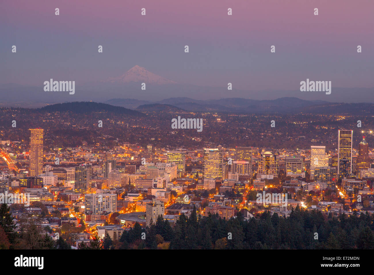 Portland oregon city skyline mount hi-res stock photography and images ...