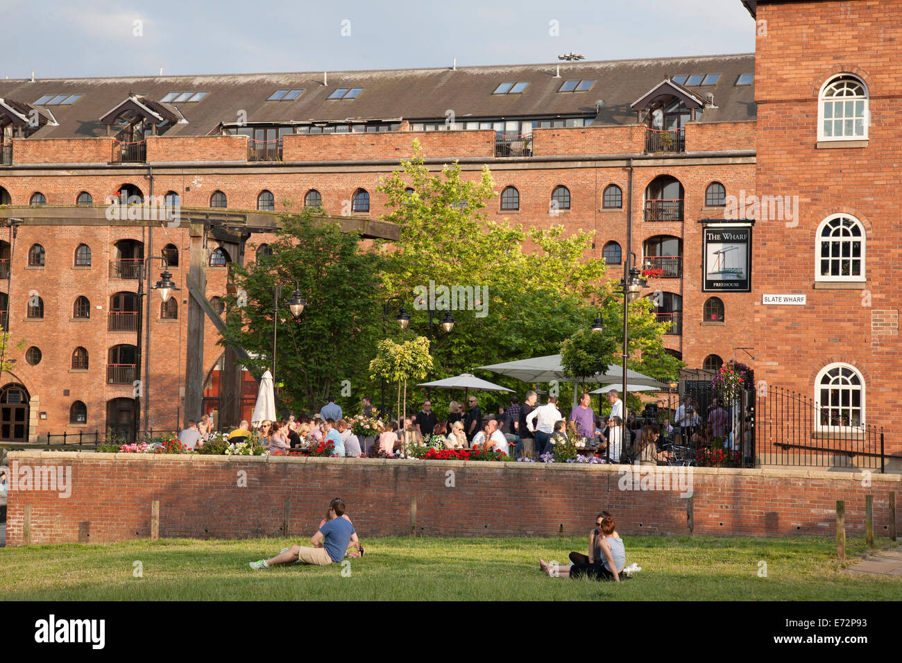 Wharf Pub at Castlefield Basin Canal, Manchester, England, UK Stock ...