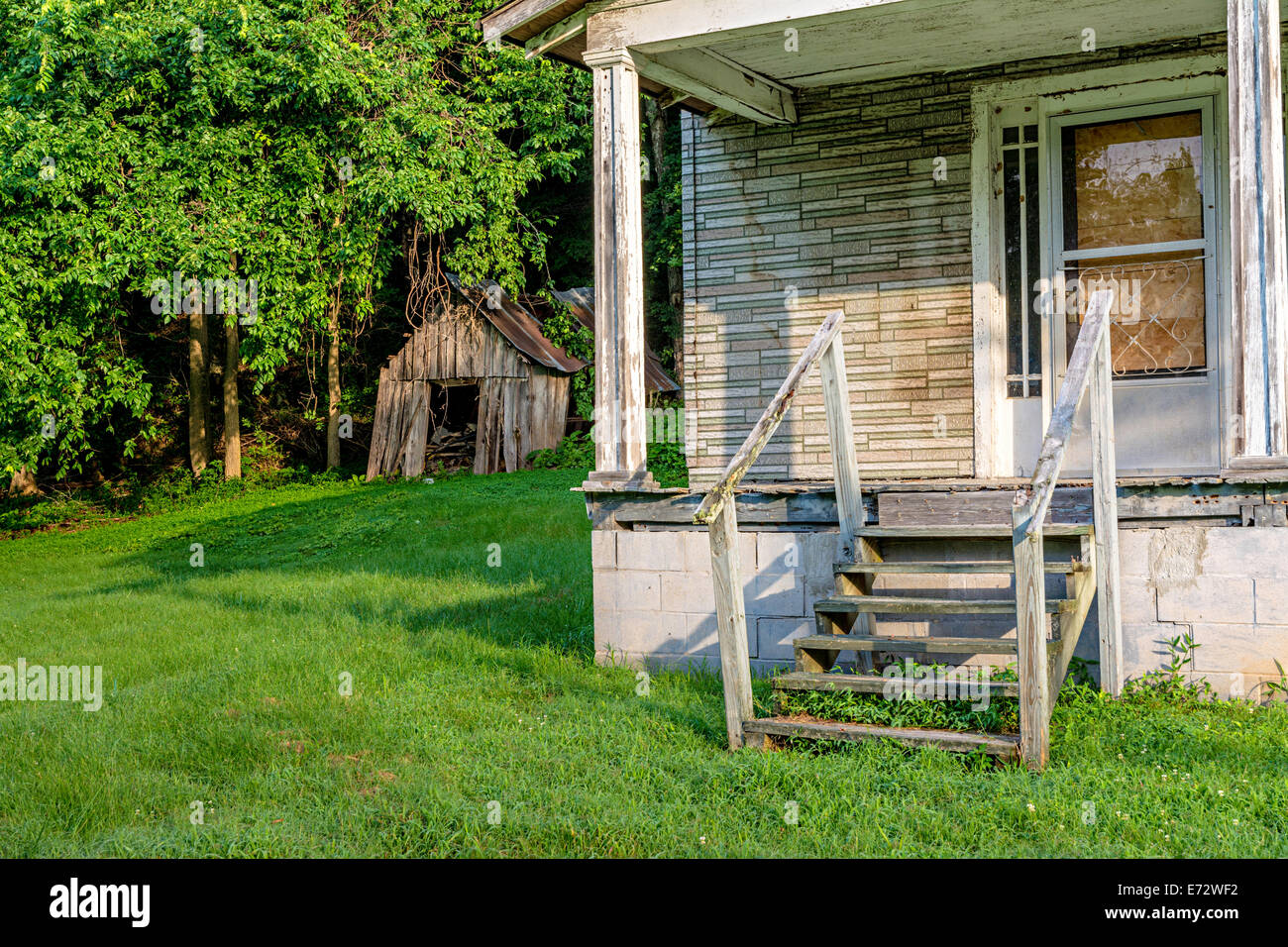 Old forgotten home in Alabama back country Stock Photo - Alamy