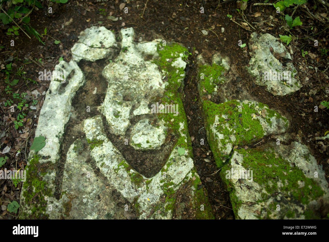 A sculpture of the Queen of Noh Pat, the mother of the Mayan dwarf King ...