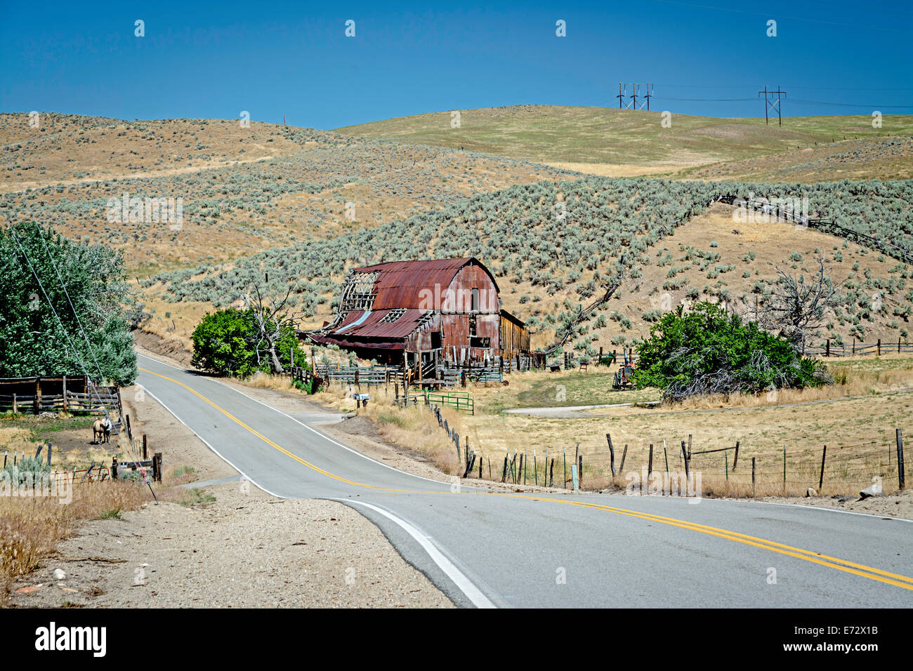 Farm with barn in the desert Stock Photo - Alamy
