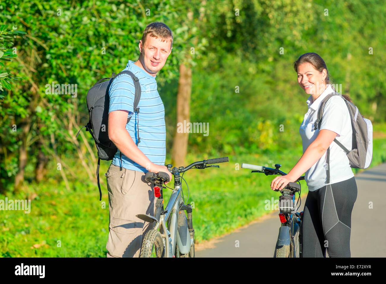 People riding bikes hi-res stock photography and images - Alamy