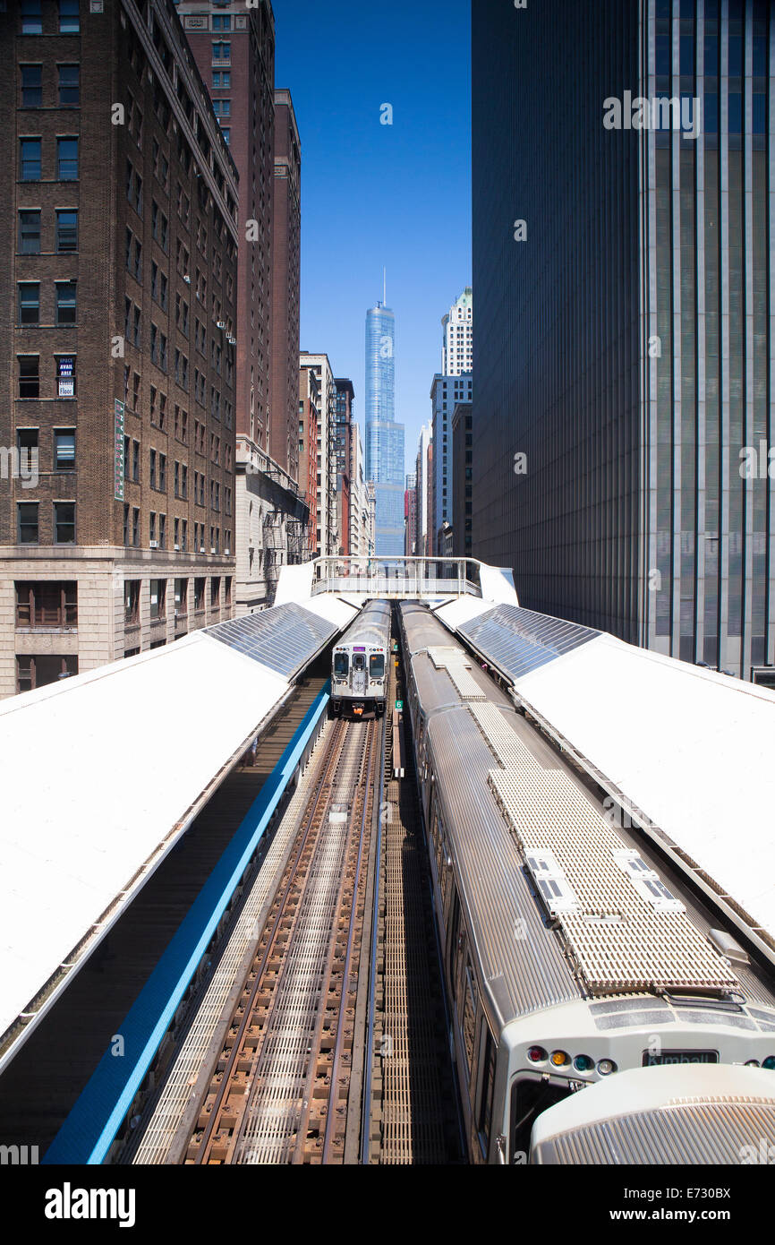 CHICAGO,USA-JULY 11,2013: Famous elevated overhead commuter train in ...