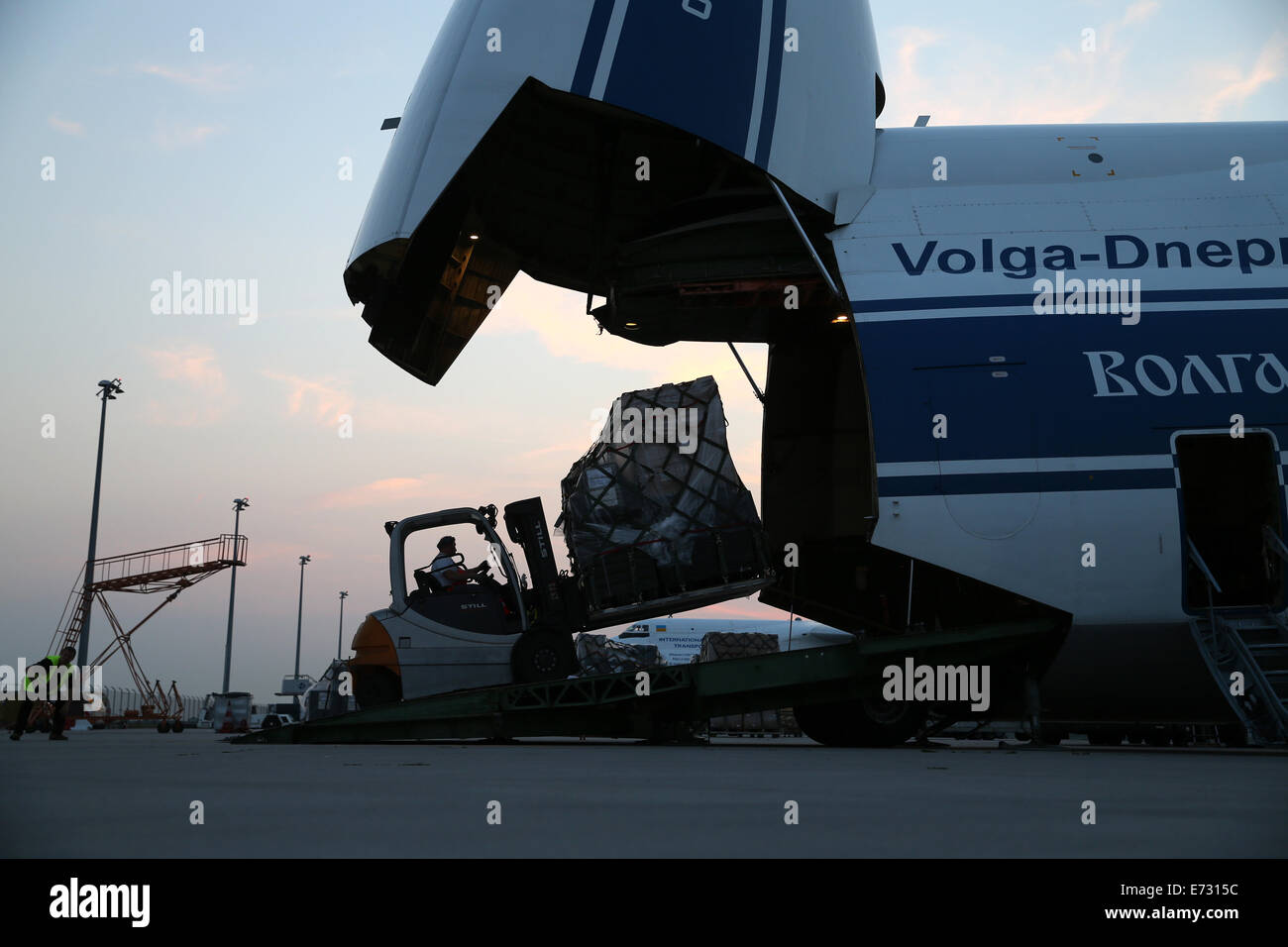 Antonov an 124 loading hi-res stock photography and images - Alamy